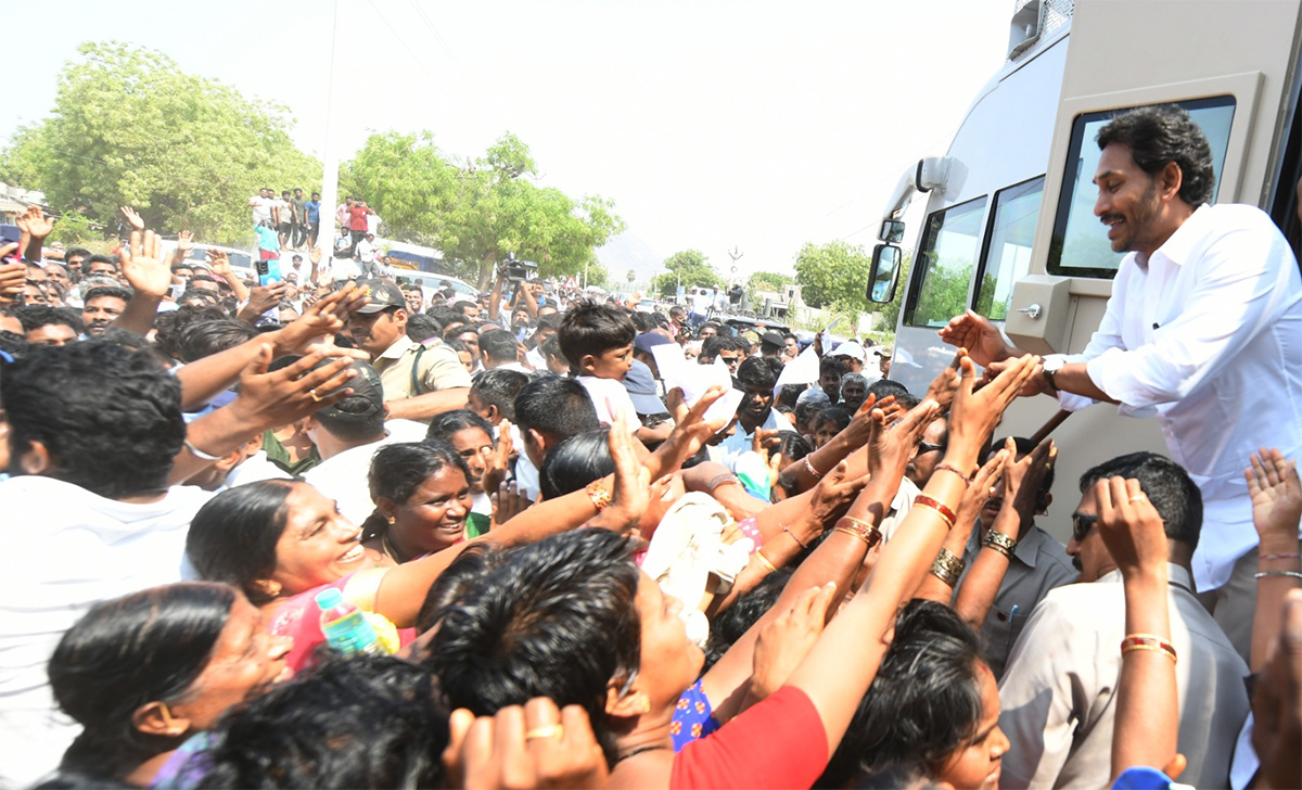 Memantha Siddham Bus Yatra Photos: సామాన్యులతో ఆప్యాయంగా సీఎం జగన్‌ (ఫొటోలు) | AP CM YS Jagan ...